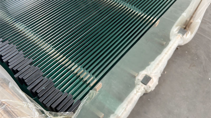 Joy Shing Glass: Professional testing equipment to ensure glass quality